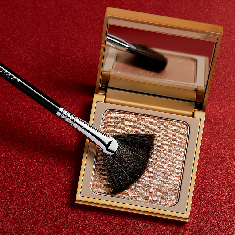 F42 Strobing Fan Brush™ | Makeup Highlighter Brush | Sigma