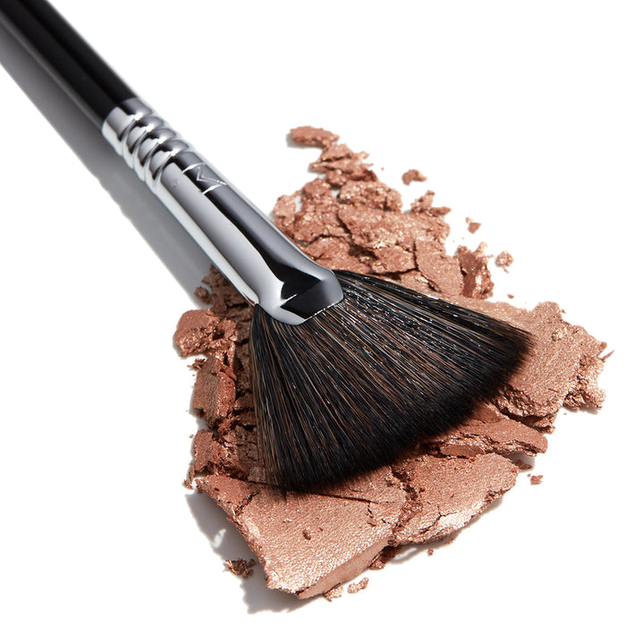 F42 Strobing Fan Brush™ | Makeup Highlighter Brush | Sigma