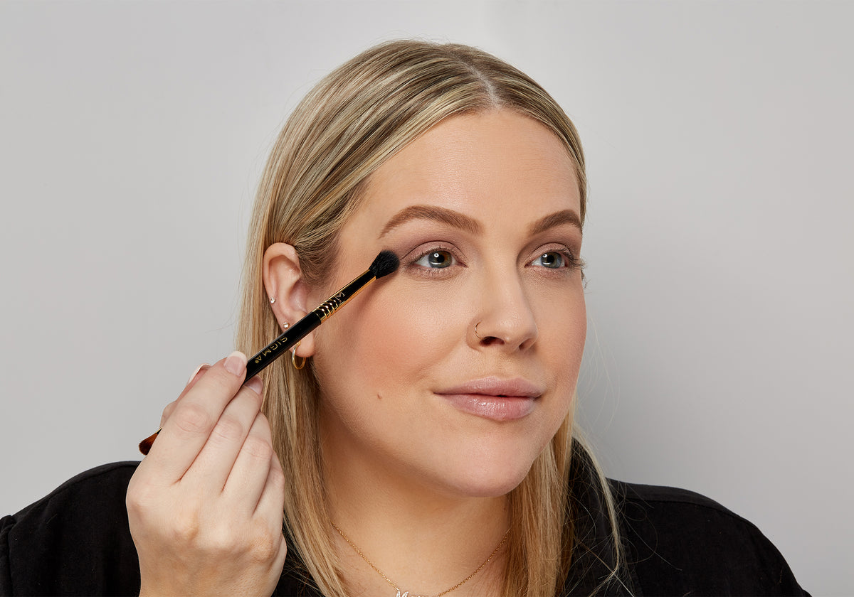 A Step-by-Step Guide to Mastering the Art of Blending Eyeshadow